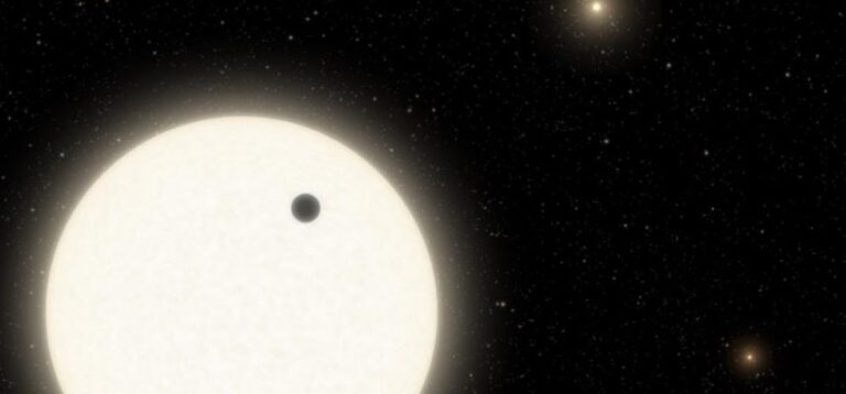 KOI-5Ab, the curious planet that orbits in a system of three suns